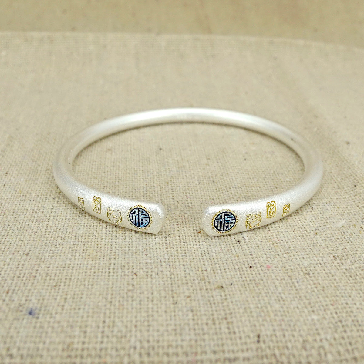 Silver Bangle – Lao Feng Xiang Jewelry